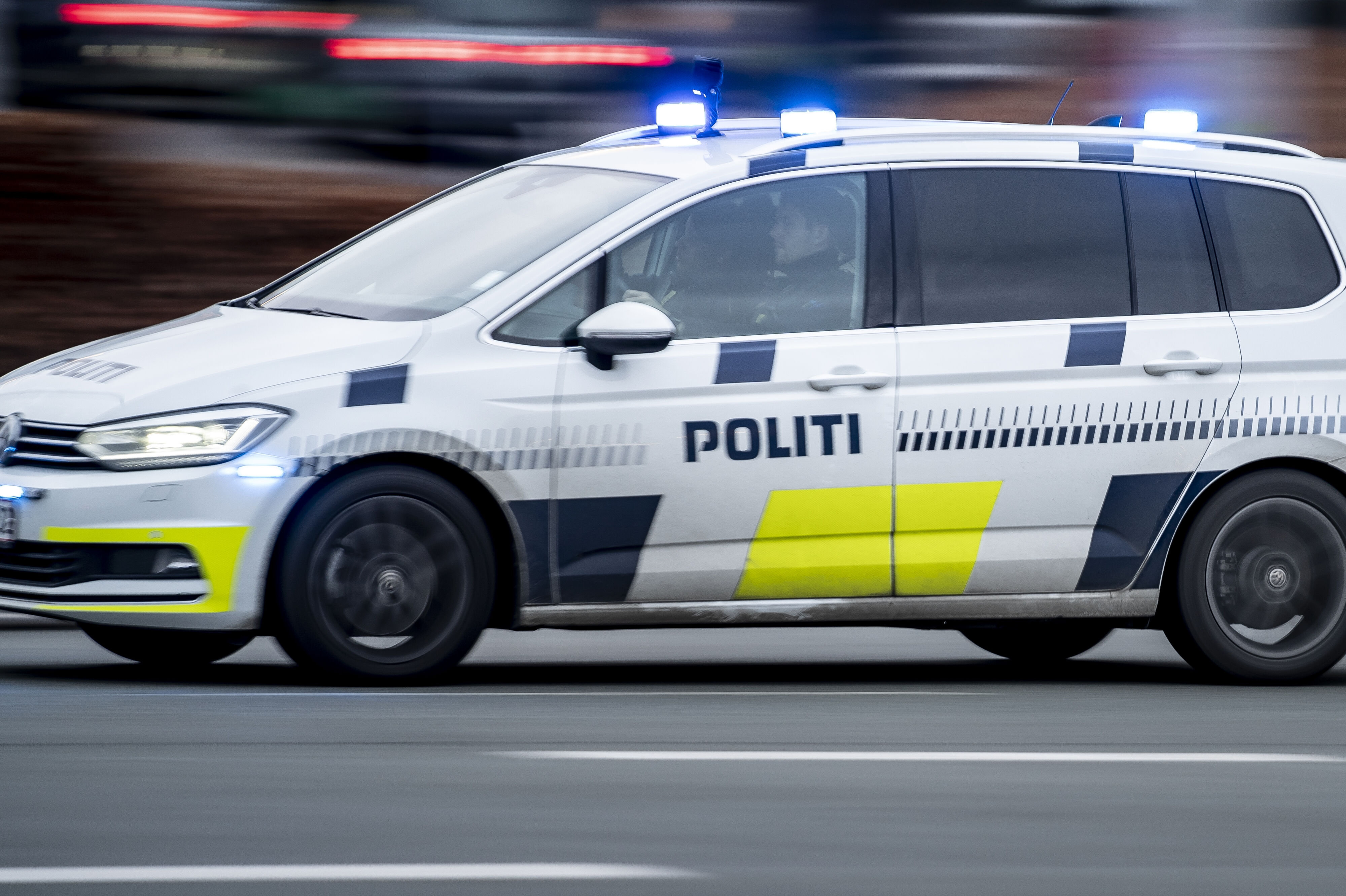 Politi anholder mand i militærtøj med luftgevær på McDonald's