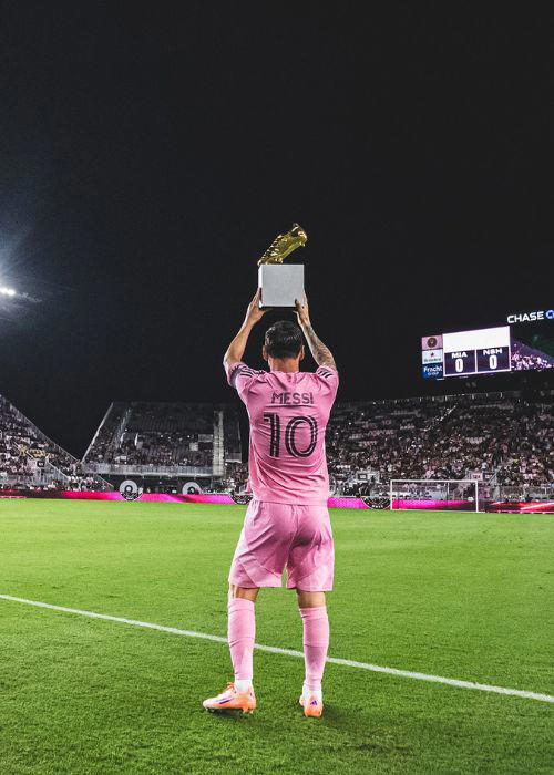 David Beckham celebrates special night with beloved mum Sandra by his side