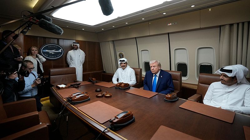 Trump makes unplanned refuelling stop in Qatar, meets Emir ahead of ...