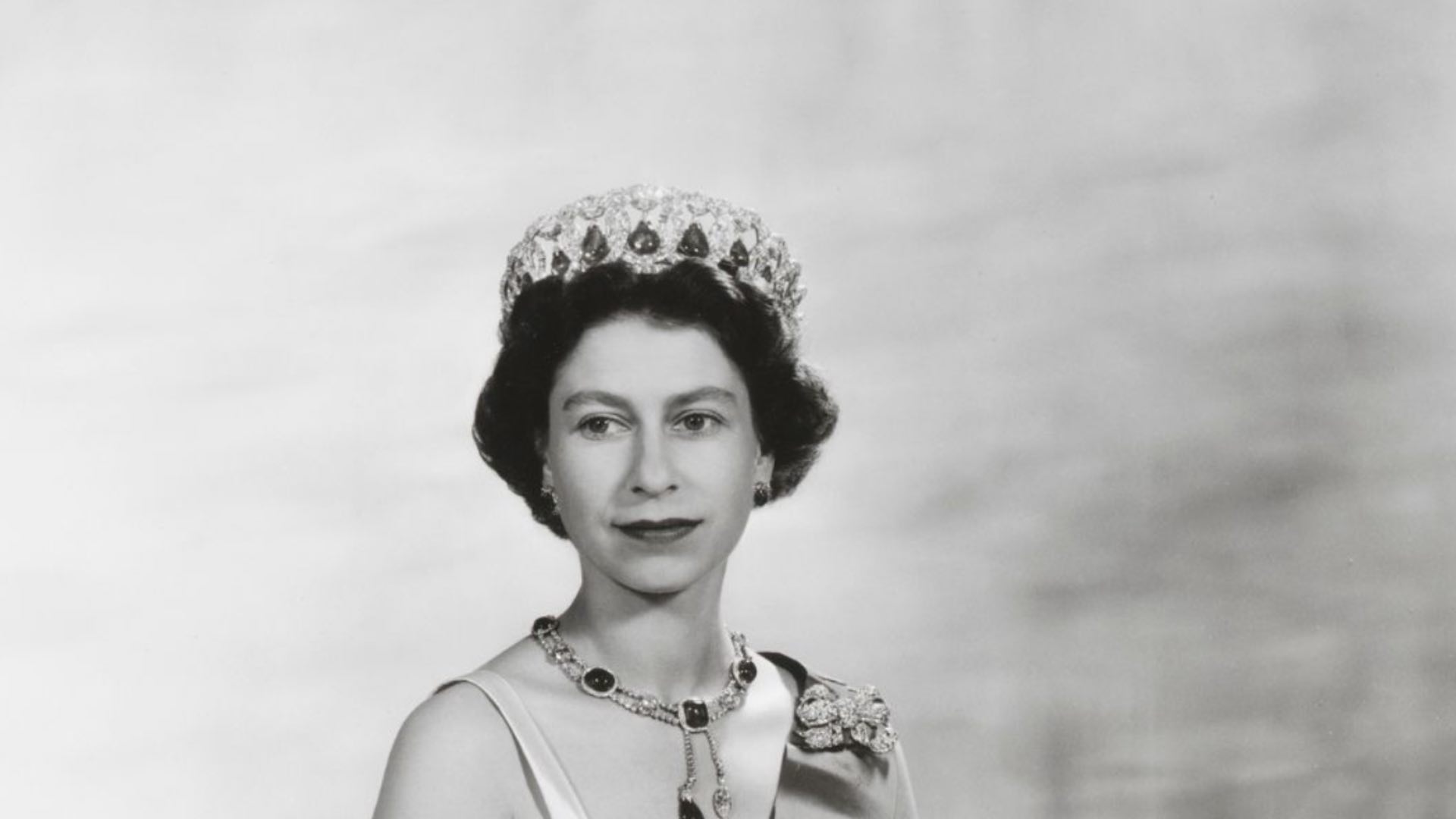 Este perfume centenario que llevaba Isabel II sigue fascinando en 2025