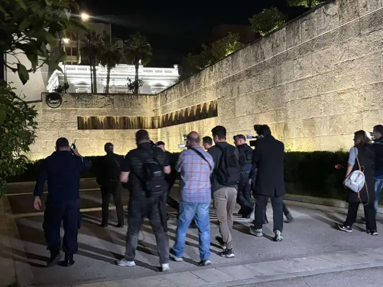 Σύνταγμα: Προσαγωγή γυναίκας στο Μνημείο του Αγνωστου Στρατιώτη