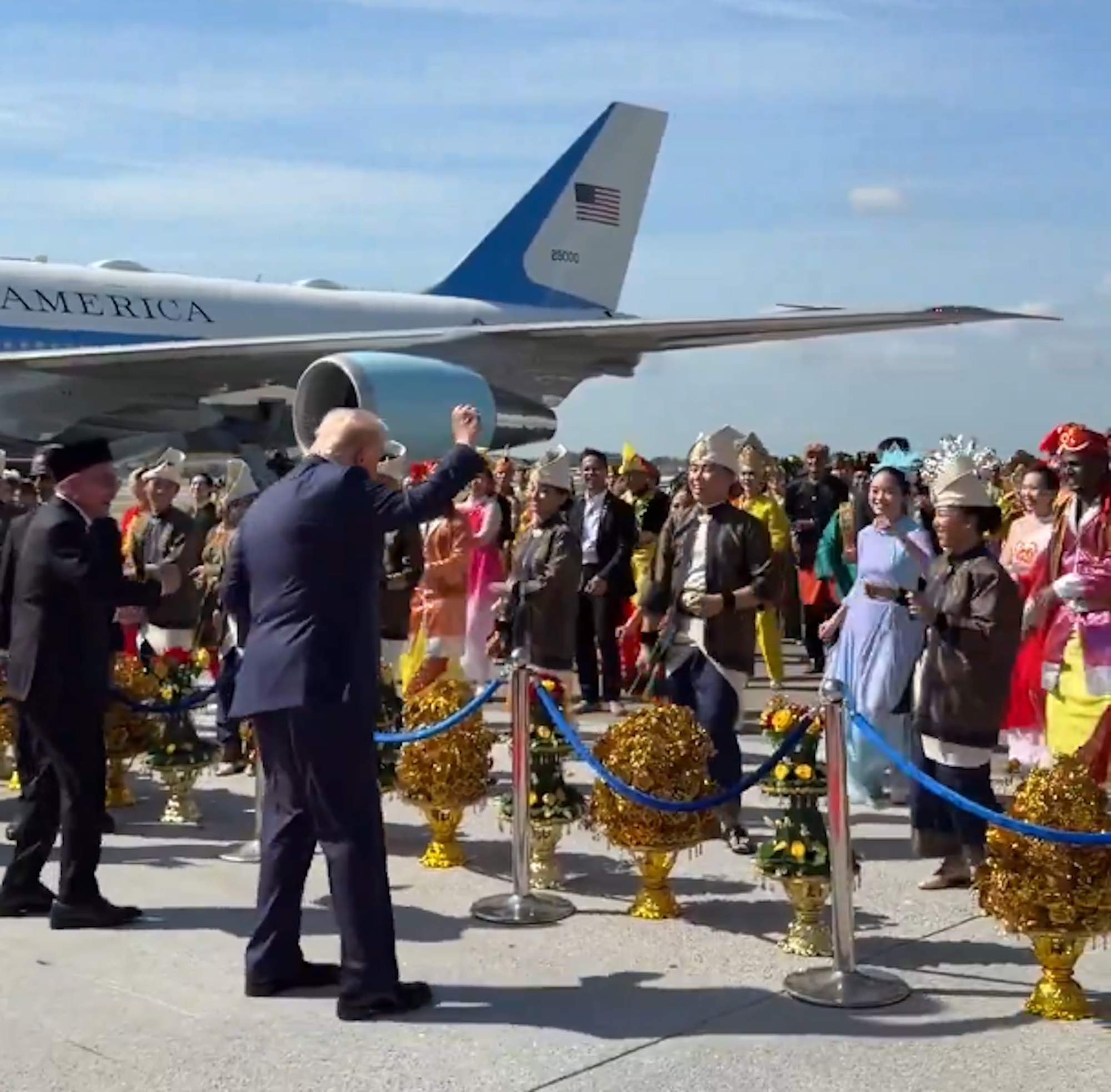 Trump aterriza en Malasia al ritmo de los tambores y eclipsa las redes ...