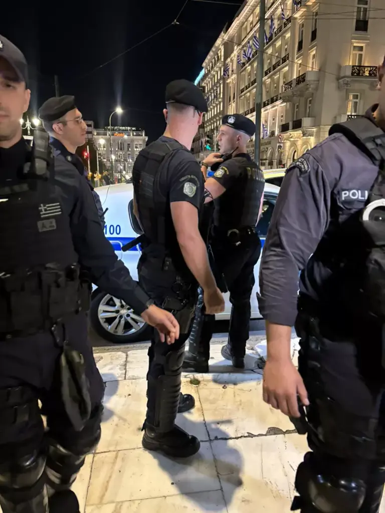 Σύνταγμα: Προσαγωγή γυναίκας στο Μνημείο του Αγνωστου Στρατιώτη