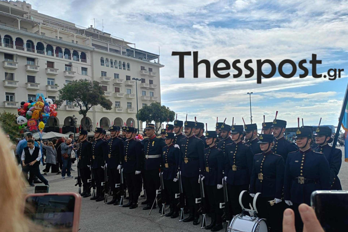 Θεσσαλονίκη: Καθηλωτική επίδειξη συγχρονισμού όπλων από μαθητές της ...