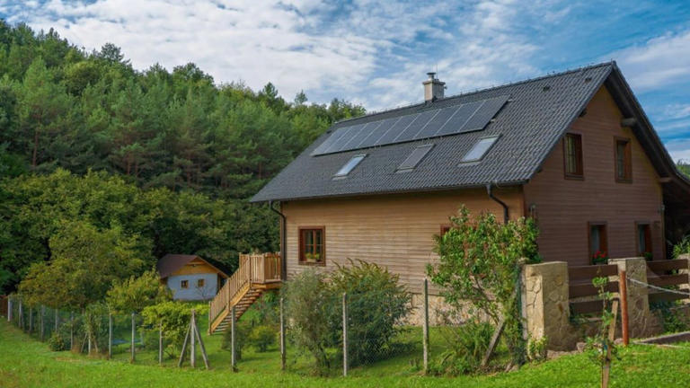 Thinking about solar? What to confirm before you sign anything in late 2025