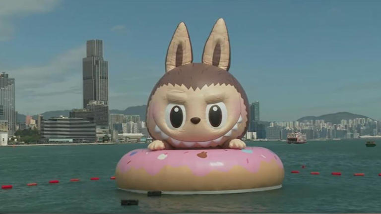 LABUBU登維港！超萌巨型公仔海上漂浮 成港府吸睛新招