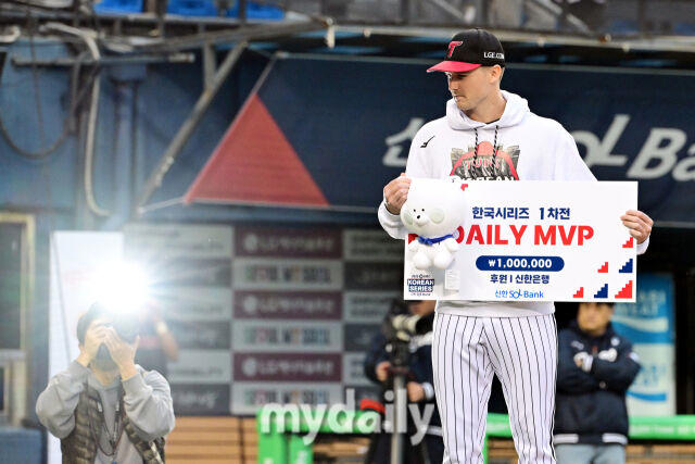 KS 1차전 6이닝 2실점 호투→"만족스러웠던 경기 없었어"…이래서 KS 1선발이구나, LG 복덩이의 美친 승부욕 [MD잠실 KS1]