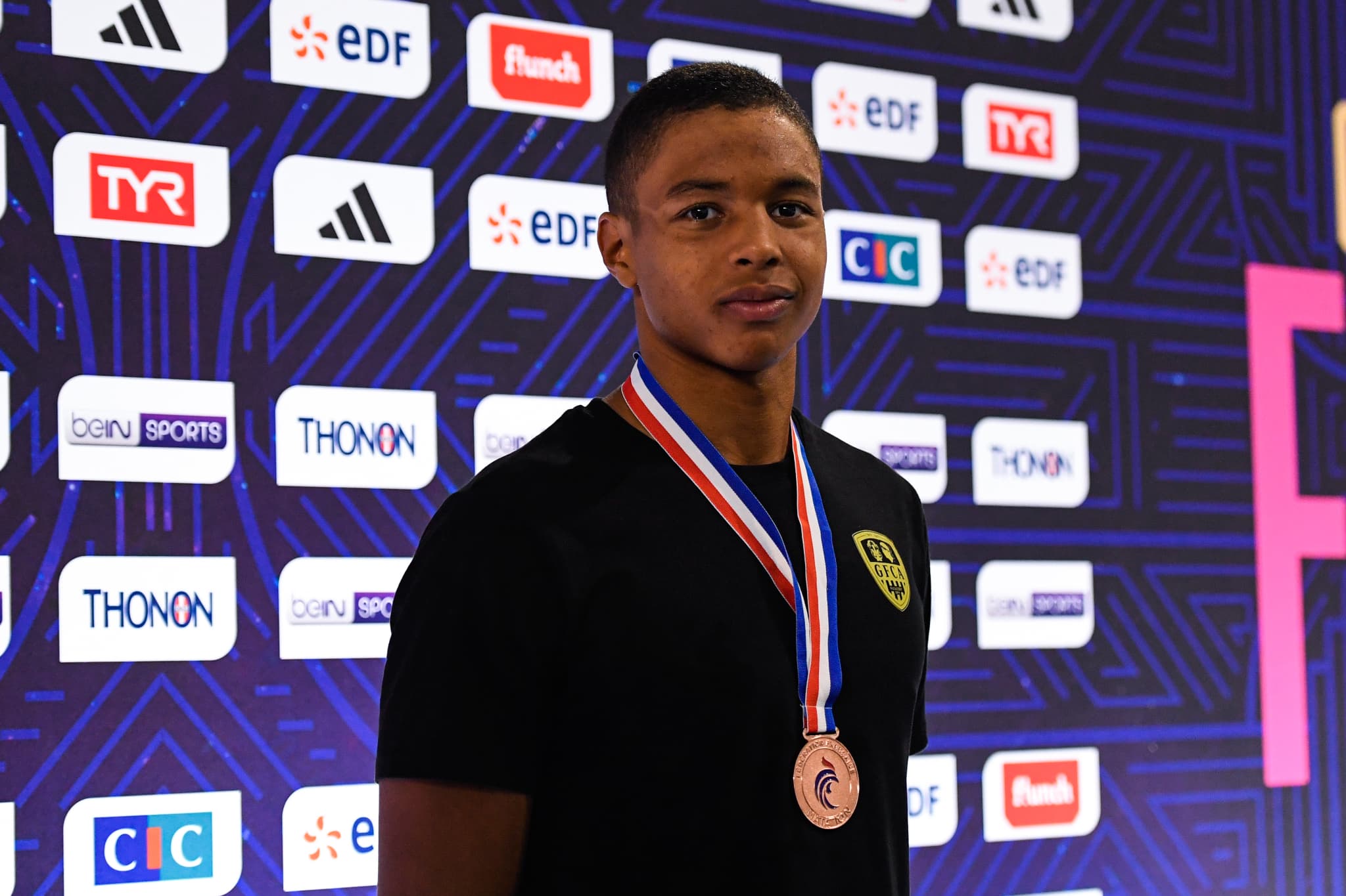 Il nage plus vite que Léon Marchand à 15 ans: la sensation Sauveur ...