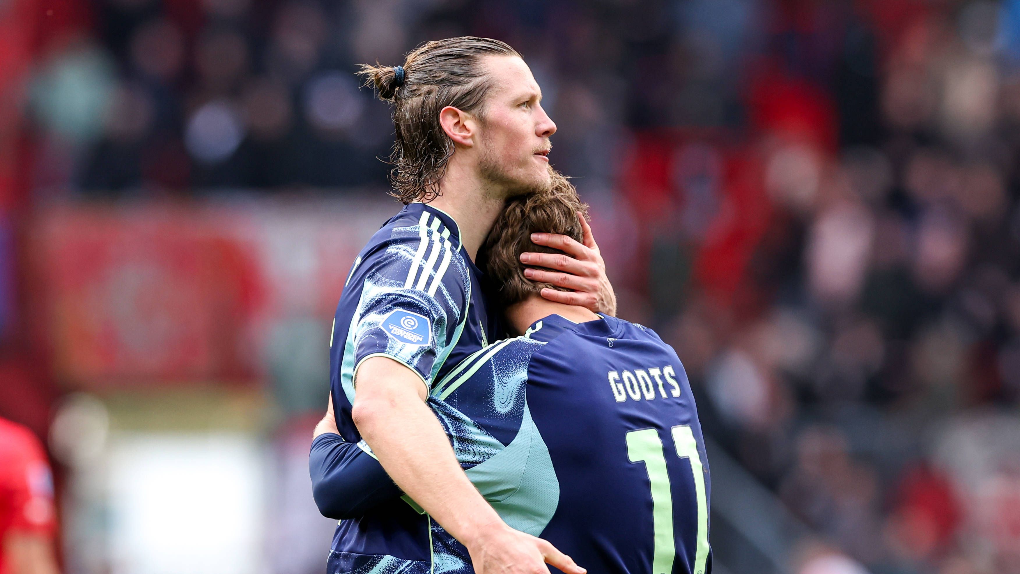 Ajax komt volledig anders voor de dag in de tweede helft en wint ...