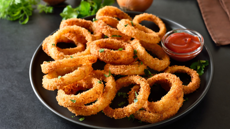 Onion Rings Get A Major Flavor Boost With This Seasoning