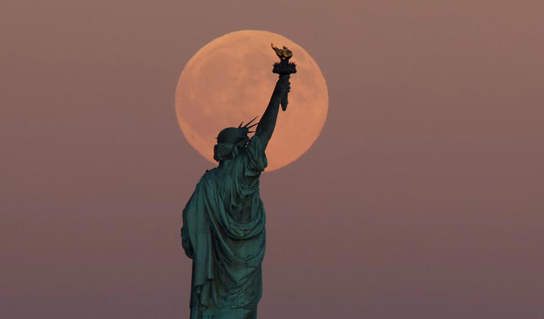 Does the full moon make us sleepless? A neurologist explains the science