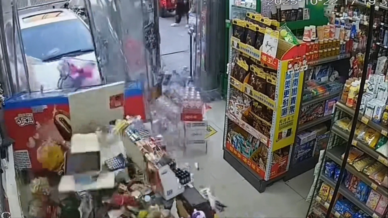 Car collides with store, toppling shelves in Hubei, China