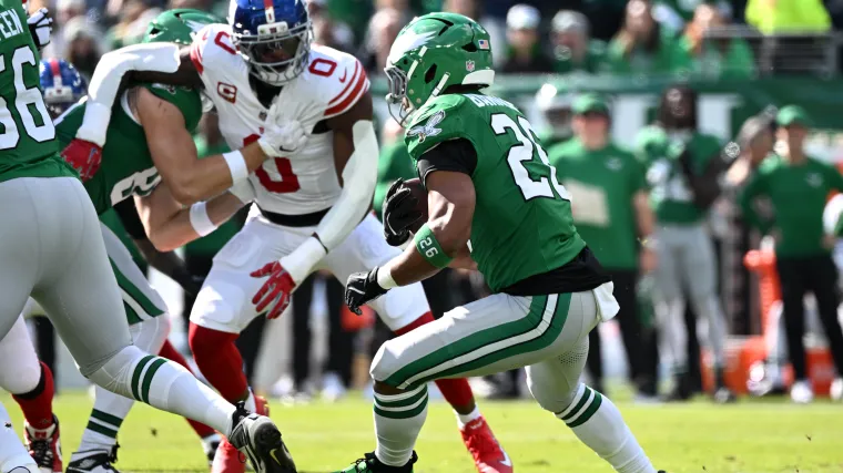Saquon Barkley injury update: Eagles star goes to medical tent against ...