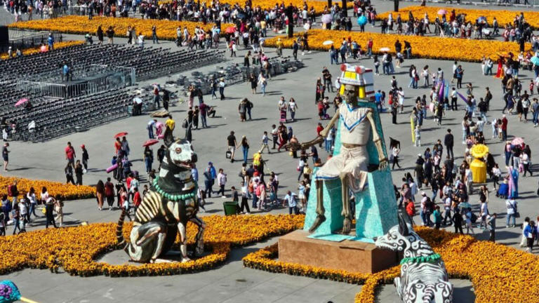 Inaugura Brugada mega ofrenda monumental en el Zócalo