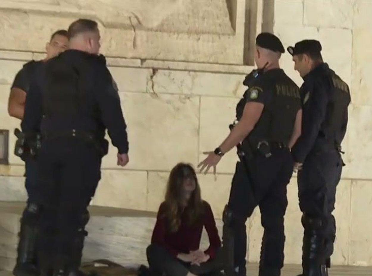 Γυναίκα κάθισε πάνω στο Μνημείο του Αγνώστου Στρατιώτη για διαμαρτυρία ...