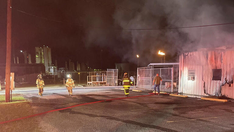Two-alarm commercial fire reported in Jay, Florida