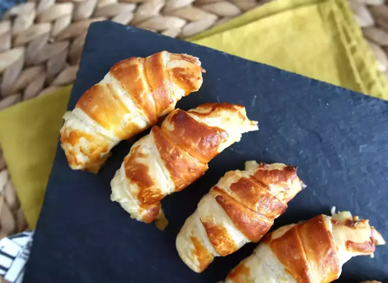 Blätterteig-croissants mit béchamel, schinken und käse