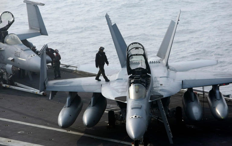 US Navy Sea Hawk helicopter, F/A-18F Super Hornet fighter jet go down ...