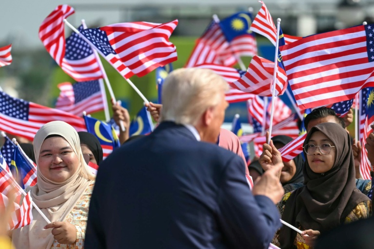 US-Präsident Trump fliegt von Malaysia weiter nach Japan