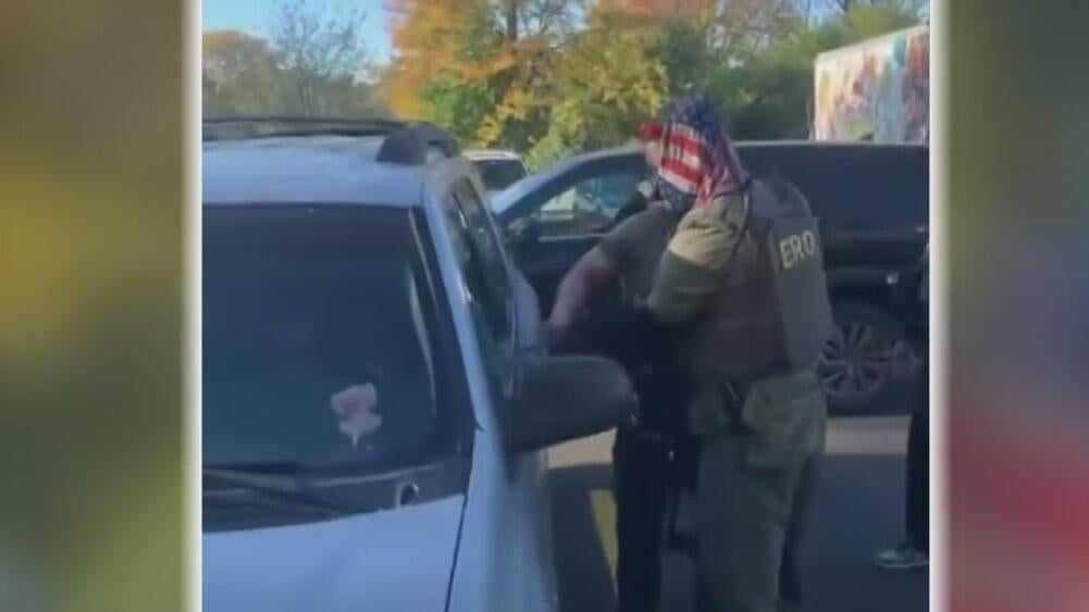 Federal agents break car window, detain 2 people during traffic stop in ...