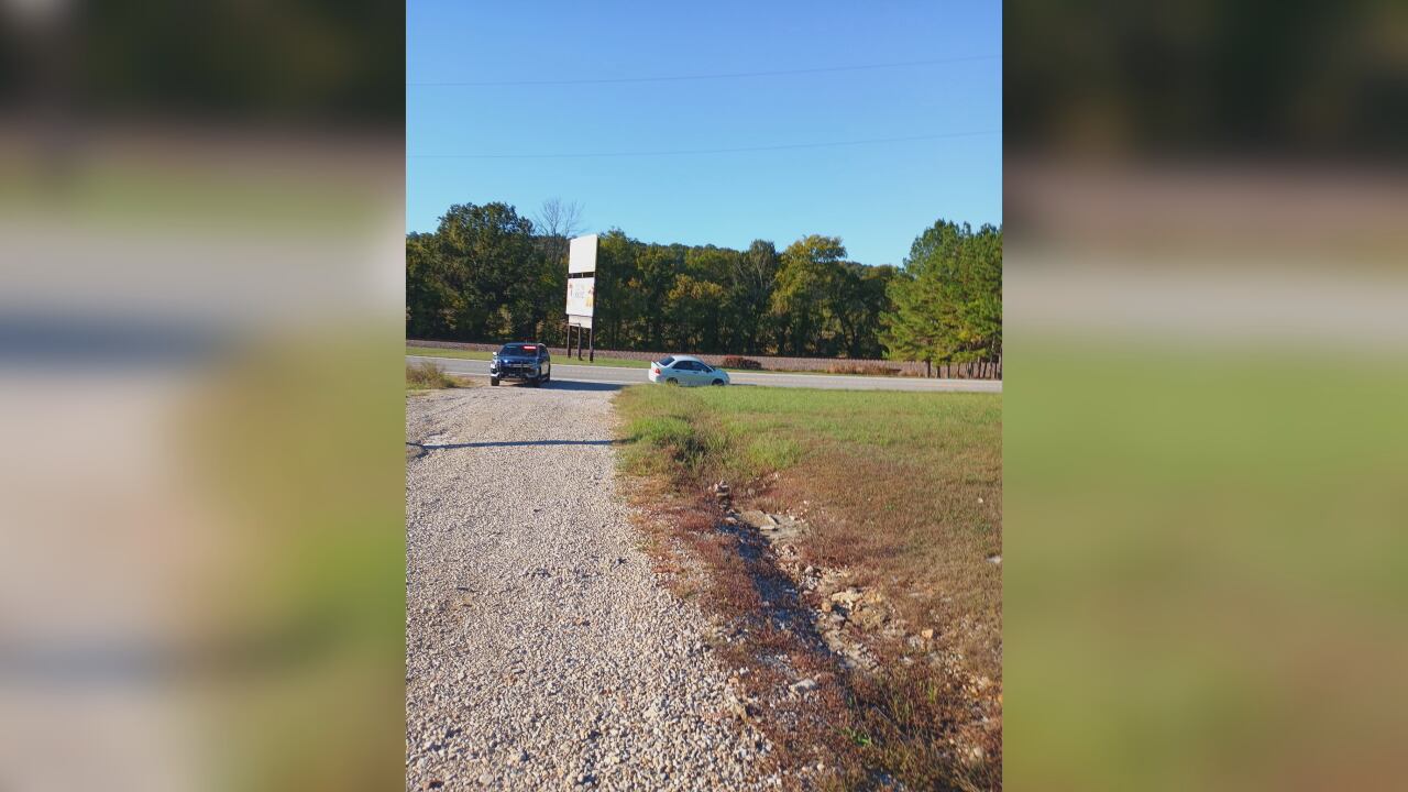 Hardy police officer helps stranded family