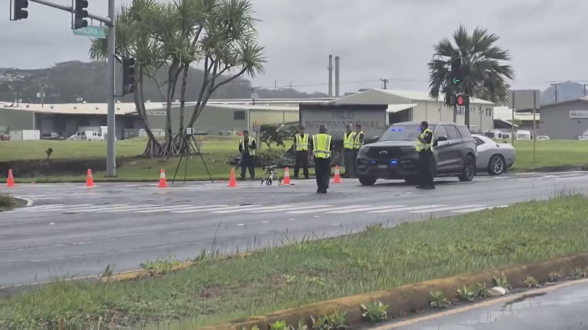 Hawaii Island police officer struck by vehicle while helping stalled ...