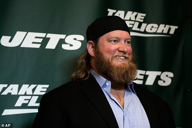 New York head coach Aaron Glenn honors 'true Jet' Nick Mangold in ...