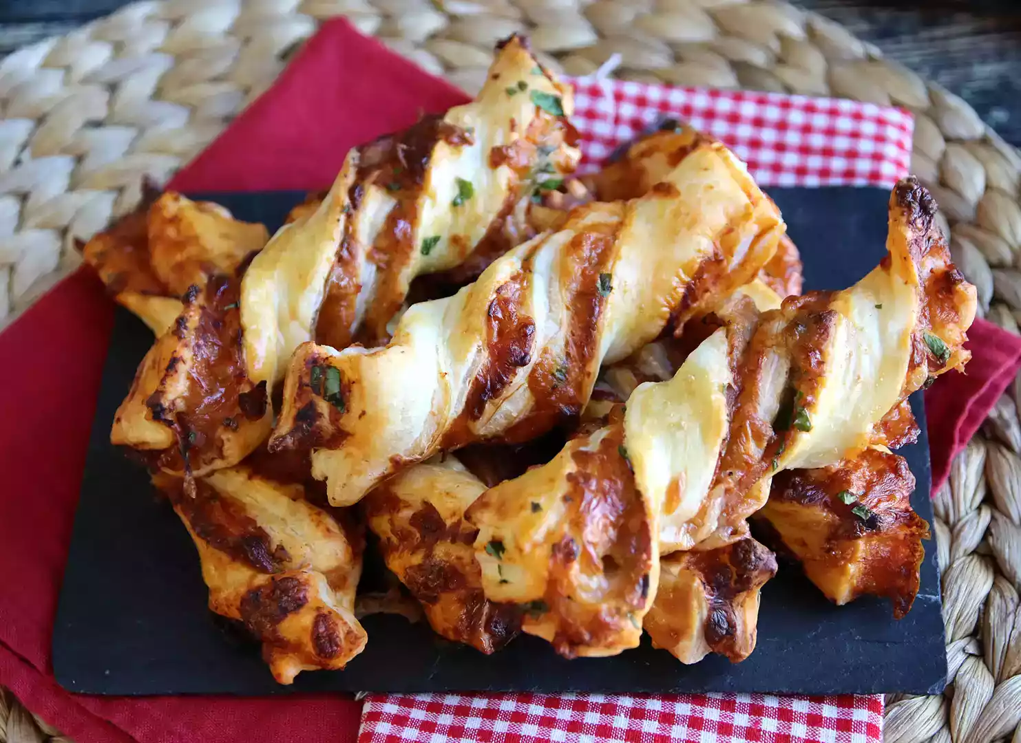 Maxi závitky z listového těsta (rajčata, šunka, mozzarella, petržel)