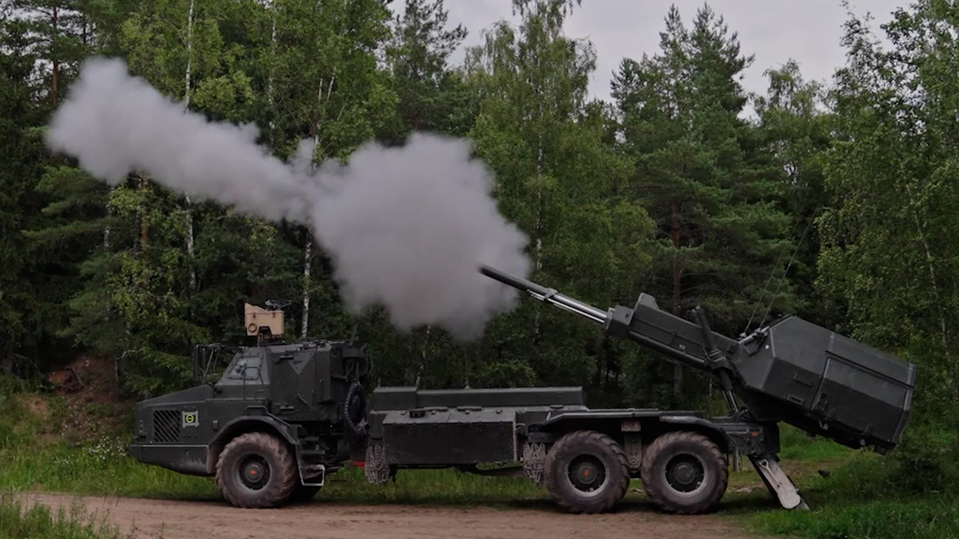 Tir réel du système d'artillerie lourd Archer de l’OTAN