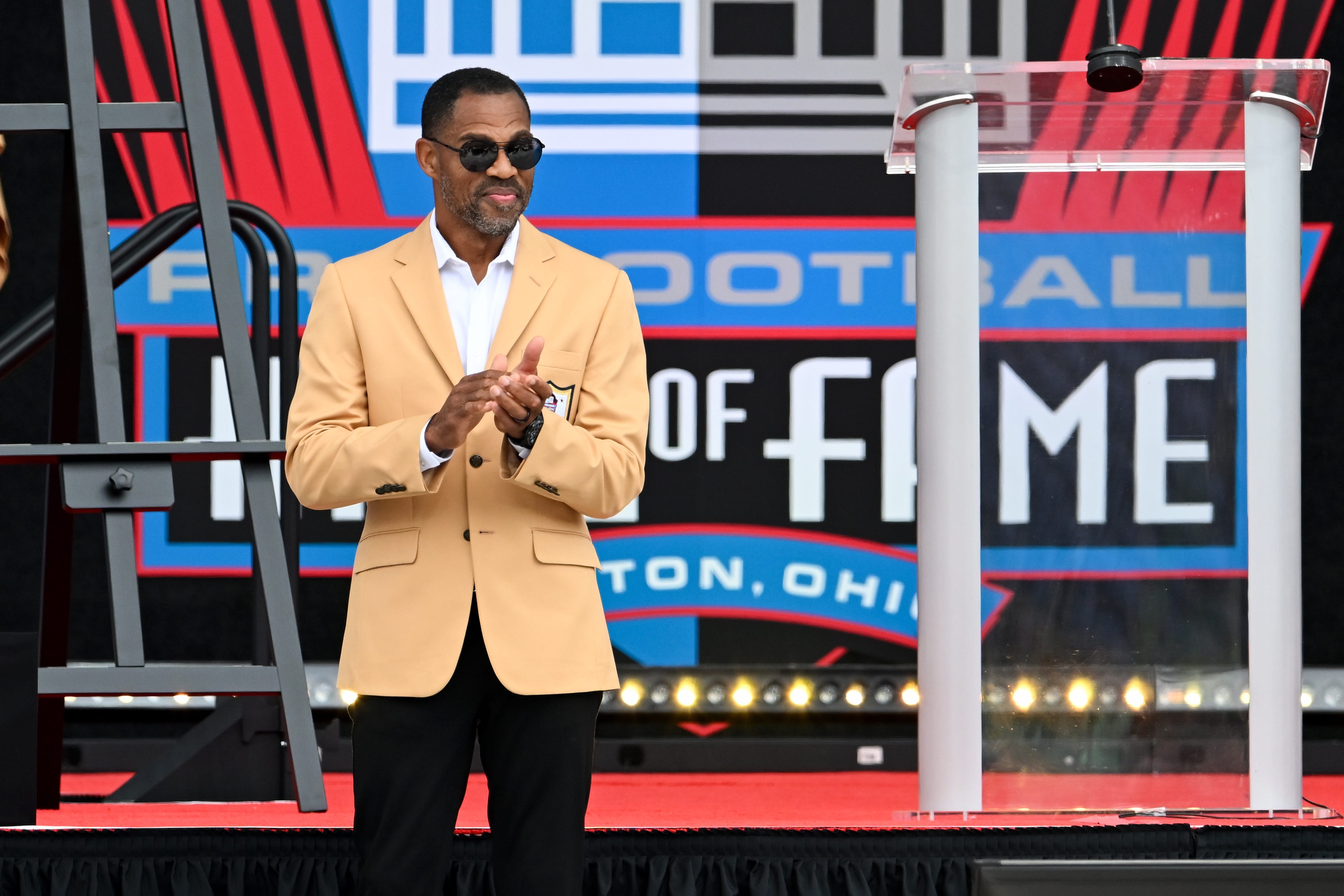 Eric Allen shares his Hall of Fame ring with the Eagles faithful