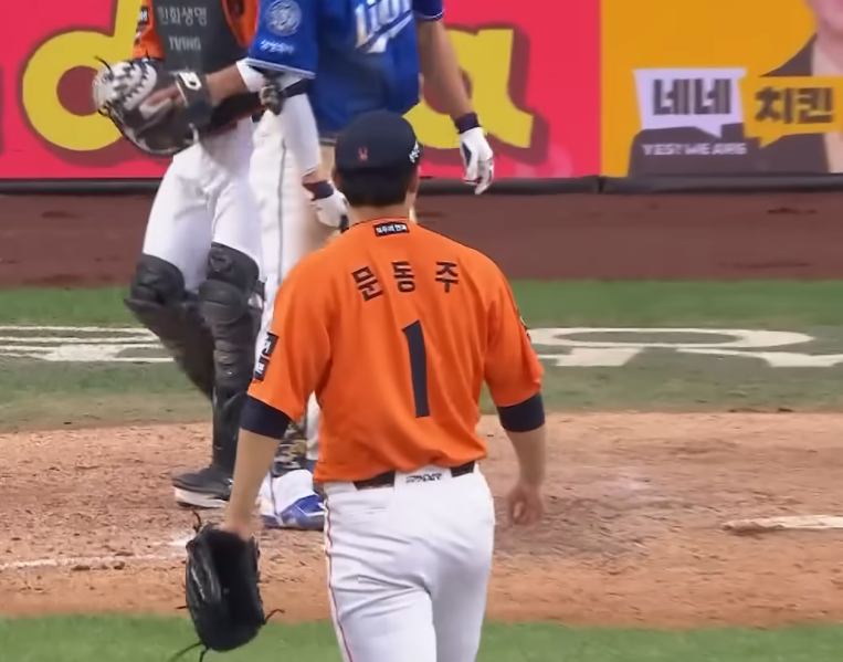 문동주, 힘 빠진 KS 데뷔전서 8km 구속 하락… LG의 ‘160km 맞춤 훈련’에 완벽 공략에 당해