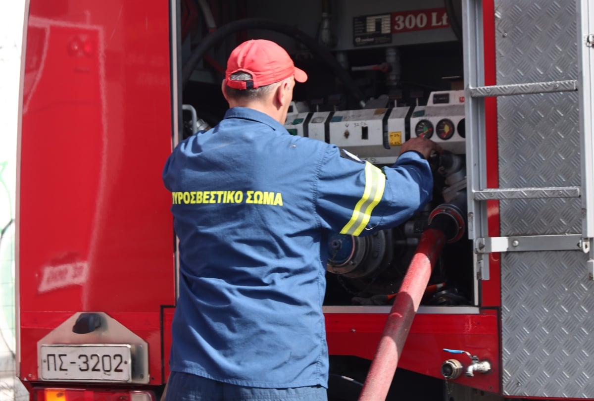 Φωτιά τώρα σε επιχείρηση στο Κορωπί - Καίγονται αποθήκες με πλαστικά