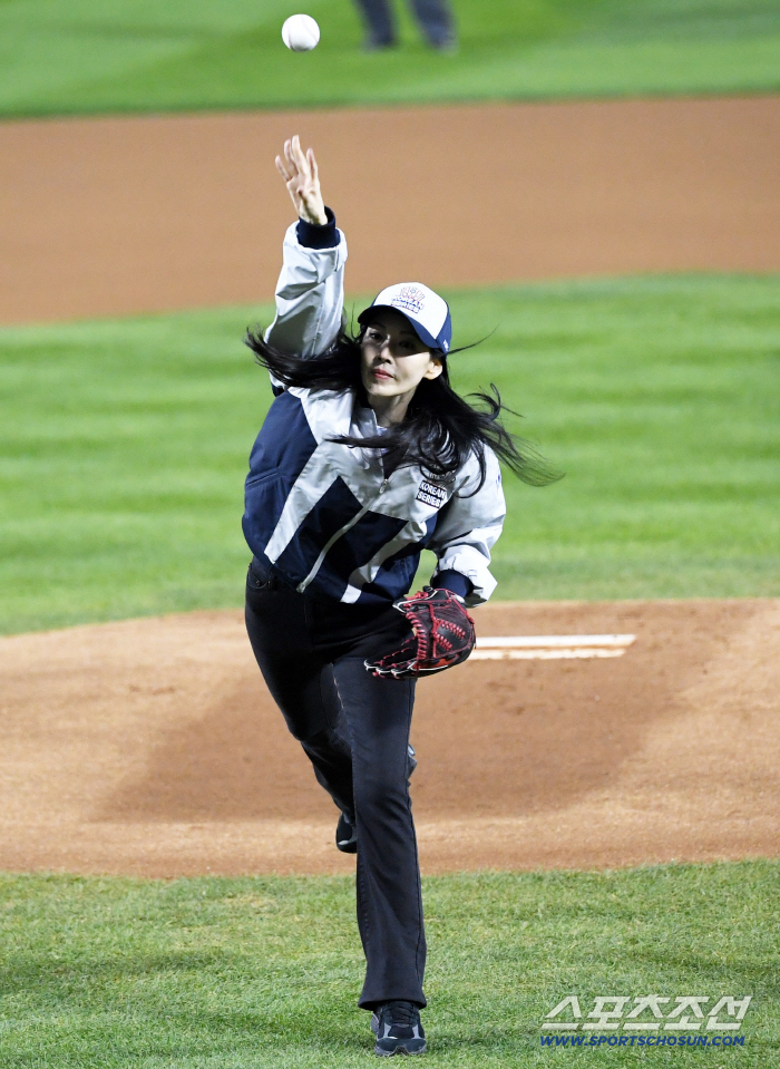 Soyeon Kim Korea Siri, strong first pitch.