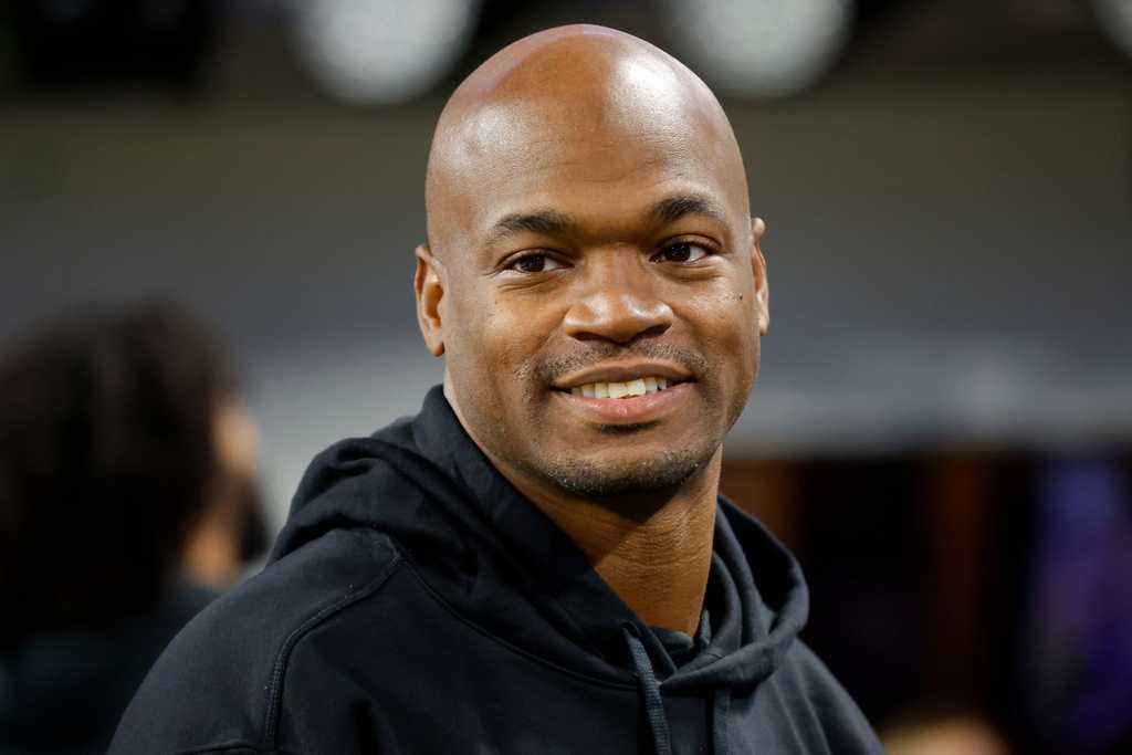 Former NFL star Adrian Peterson arrested on DWI and gun charges