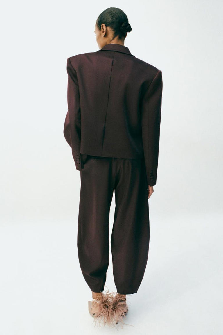 El traje de chaqueta marrón chocolate de Zara perfecto para la oficina