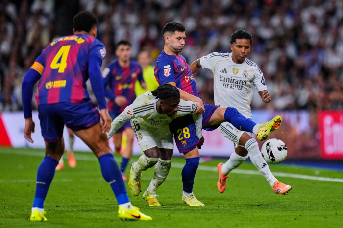 Let's play outside! El Clasico → I miss the time of Menaldo...It's ...