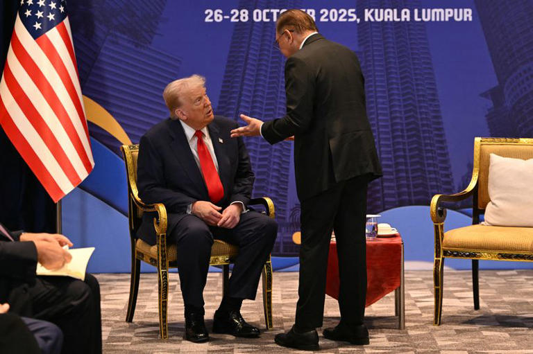 Trump's cankles steal the spotlight at ASEAN summit as health concerns ...