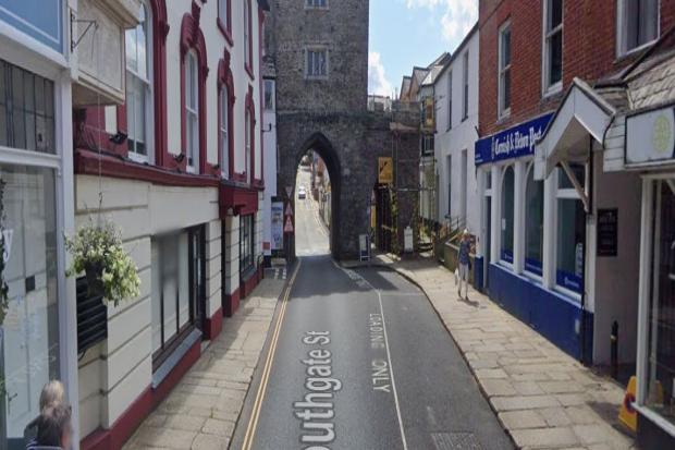 Concerns over wine and beer cellar in ‘unpoliced, poorly lit’ alley
