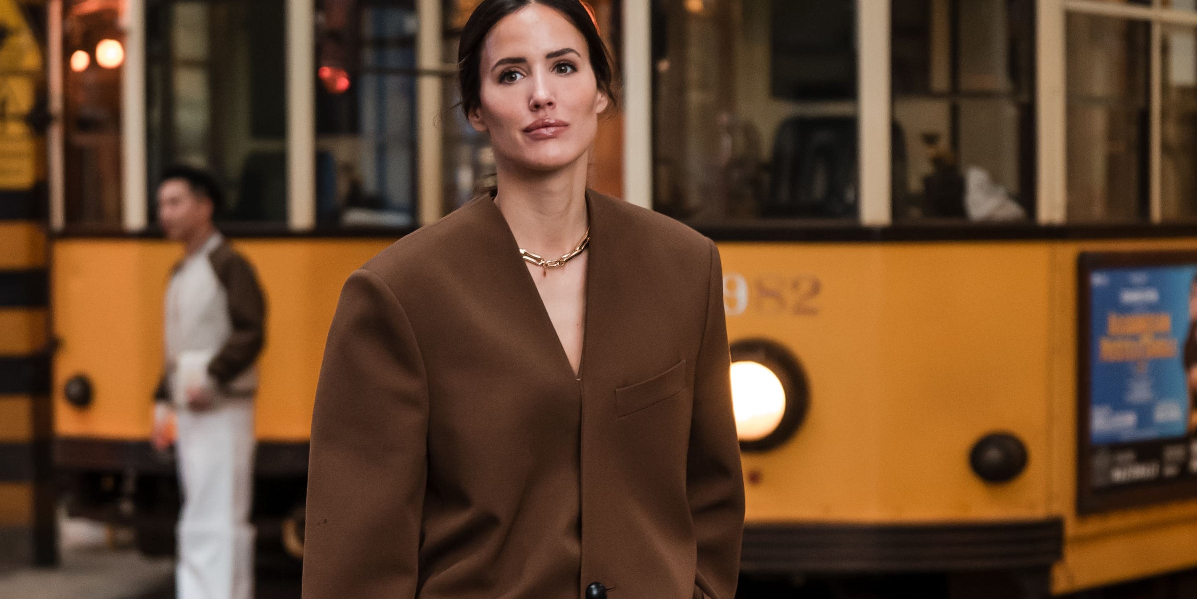 El traje de chaqueta marrón chocolate de Zara perfecto para la oficina