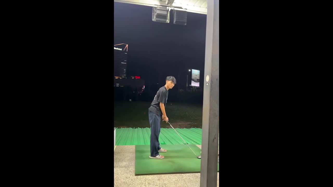 Golf club flies out of beginner's hand as he tries driving range for ...