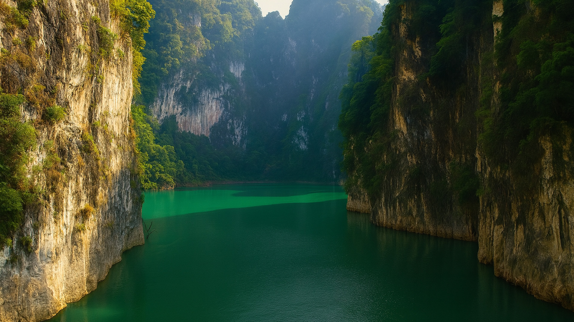 Limestone kliffen en meer bij Khao Sok, Thailand in 4K