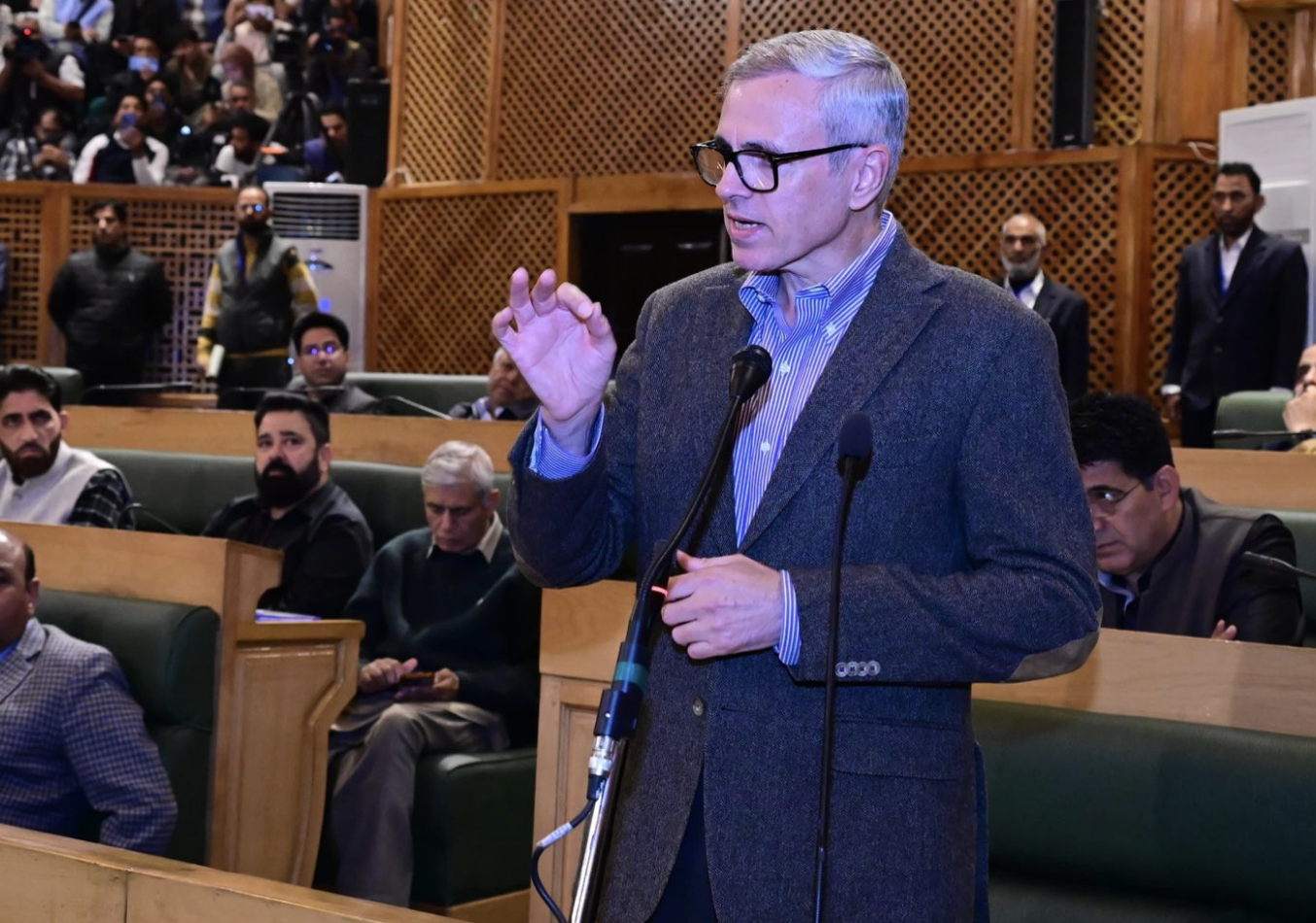 ‘Zameen Asmaan Ka Faraq’: Omar draws comparison between MPs Mian Altaf ...