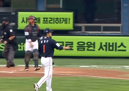 문동주, 힘 빠진 KS 데뷔전서 8km 구속 하락… LG의 ‘160km 맞춤 훈련’에 완벽 공략에 당해