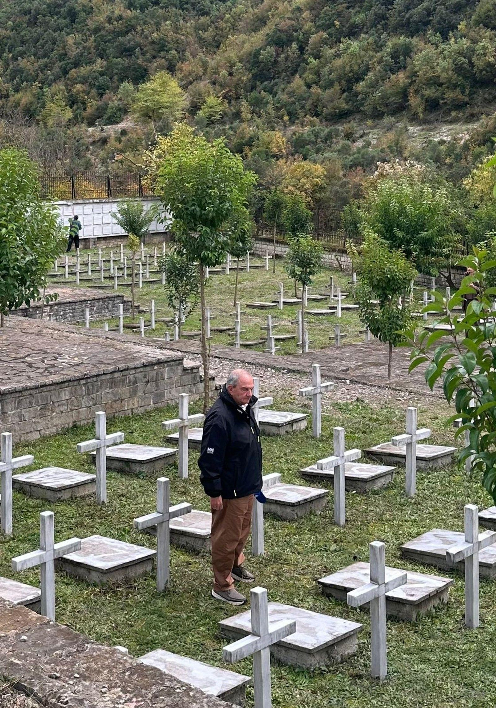 Στα μνημεία πεσόντων σε Βουλιαράτες και Κλεισούρα ο Κώστας Καραμανλής ...