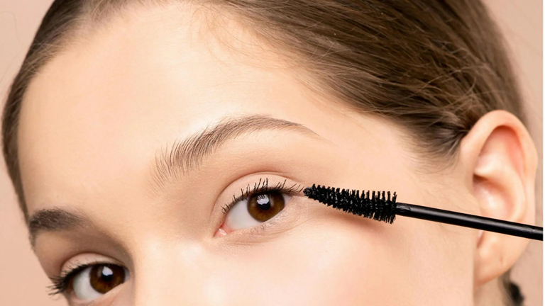 Make-Up Tips: Keep these things in mind when using mascara...