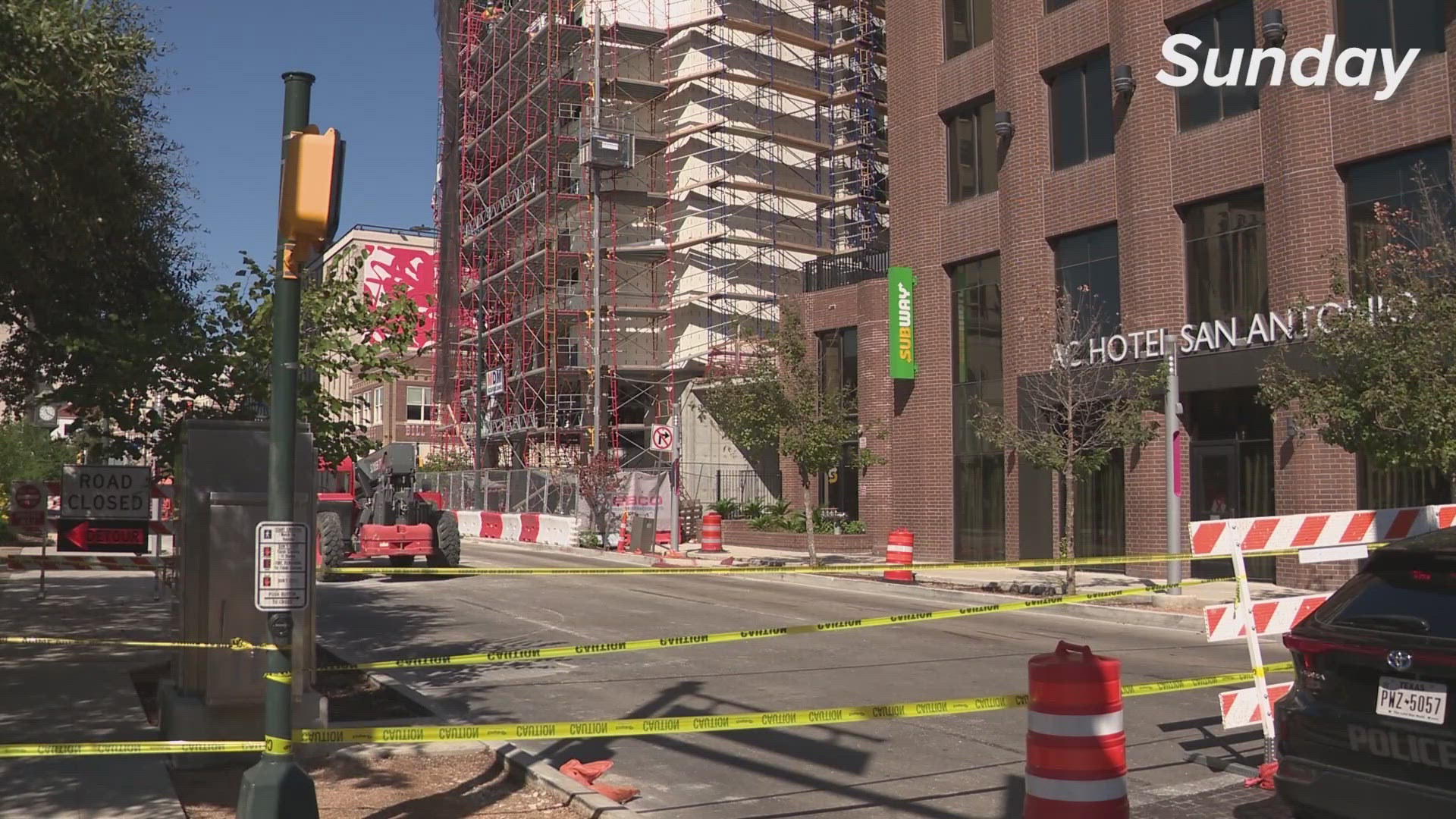 Scaffolding collapse prompts emergency street shutdown in San Antonio