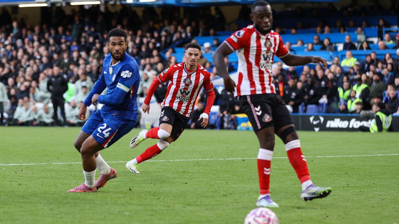 VAR review: Was Sunderland's goal vs. Chelsea offside? Did Gakpo ...