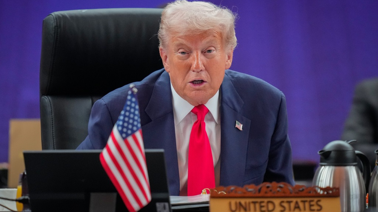 Ο νέος πρέσβης των ΗΠΑ στη Δανία ανέλαβε καθήκοντα, ενώ ο Τραμπ ...