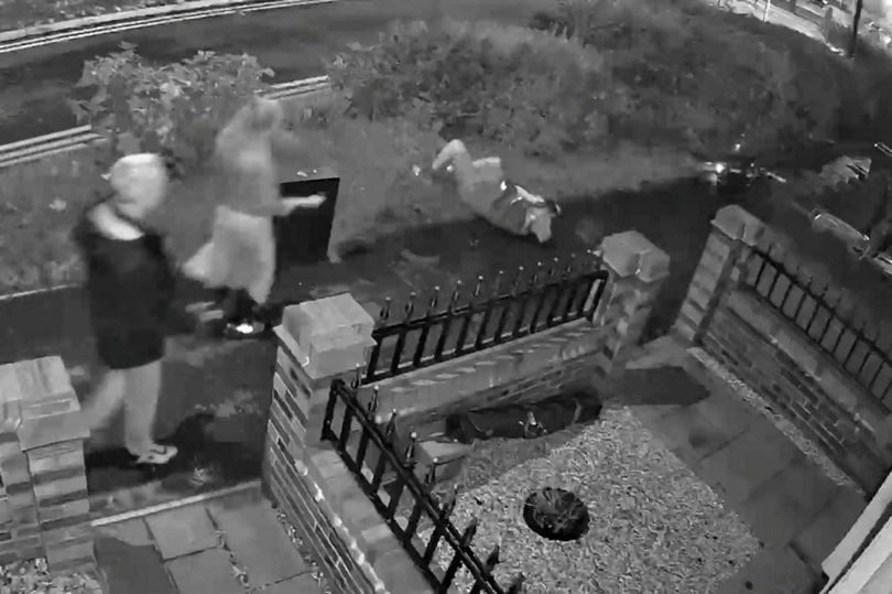 Cyclist 'pays price' for not wearing helmet as he flips over handlebars ...