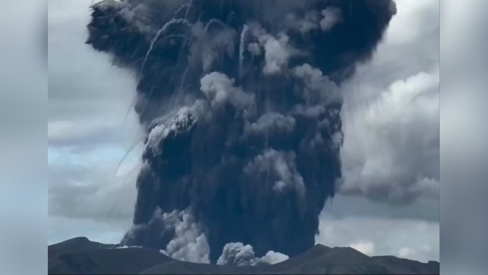 Volcano erupts: Ash cloud shoots two kilometers into the air